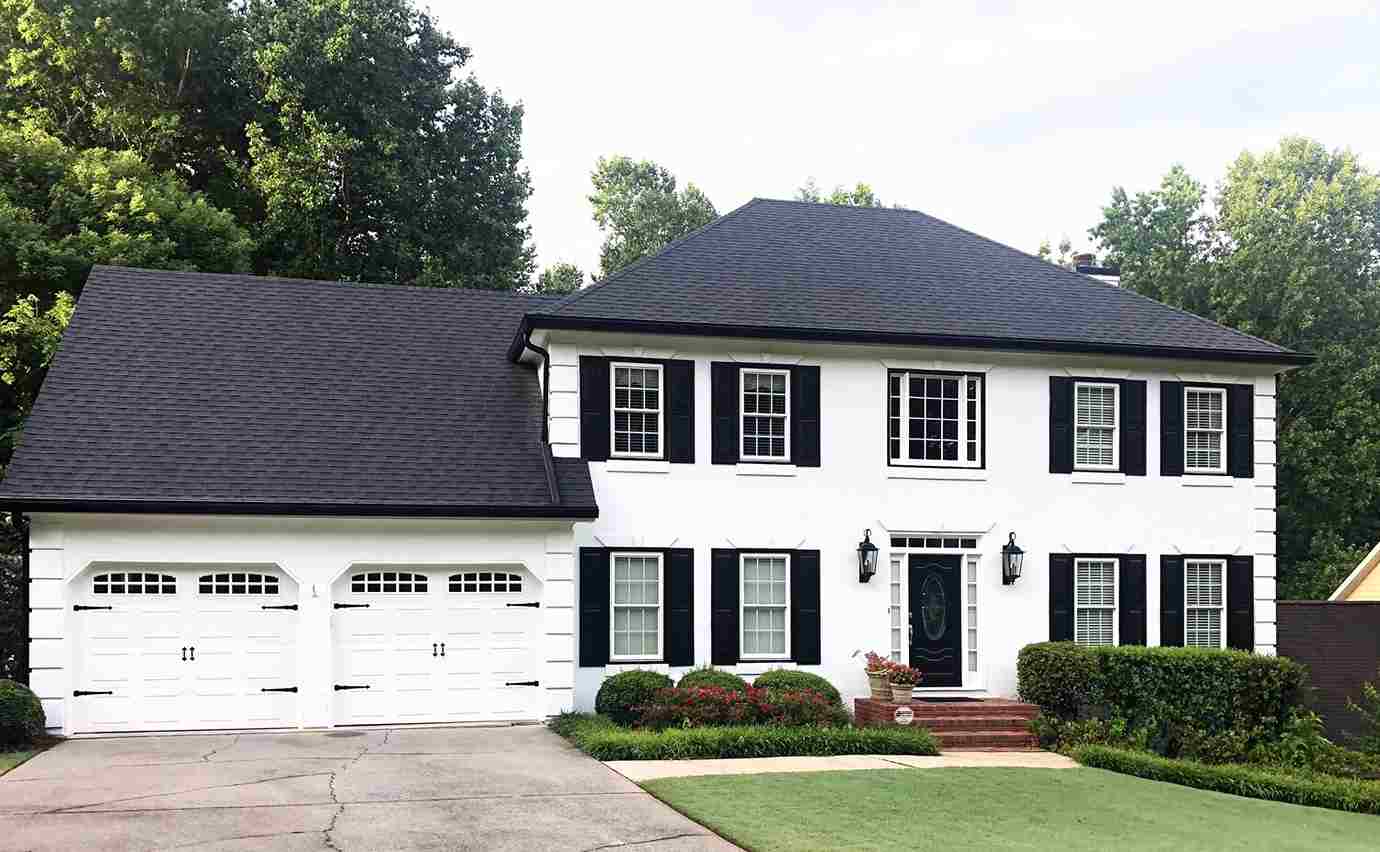 20 Ideas to Design White House with Black Gutters - Tangy House
